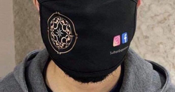 Sultans give out free masks to thank students for their support