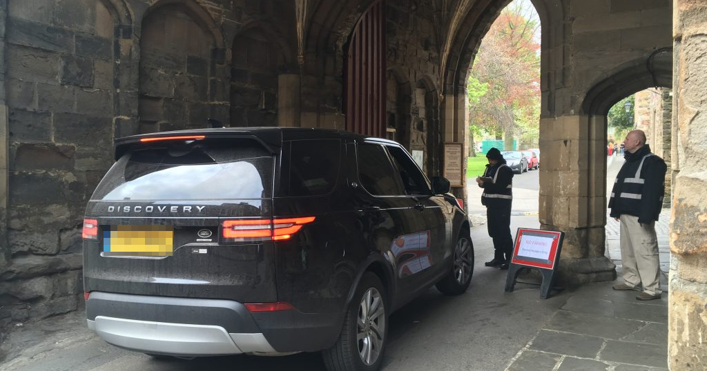 Chris Hemsworth rolls into Durham in a blacked out Range Rover for ...