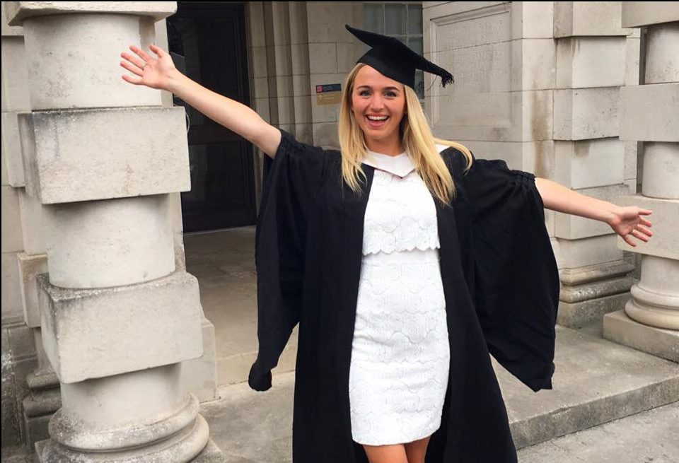 How to take the perfect graduation photo according to models and ...