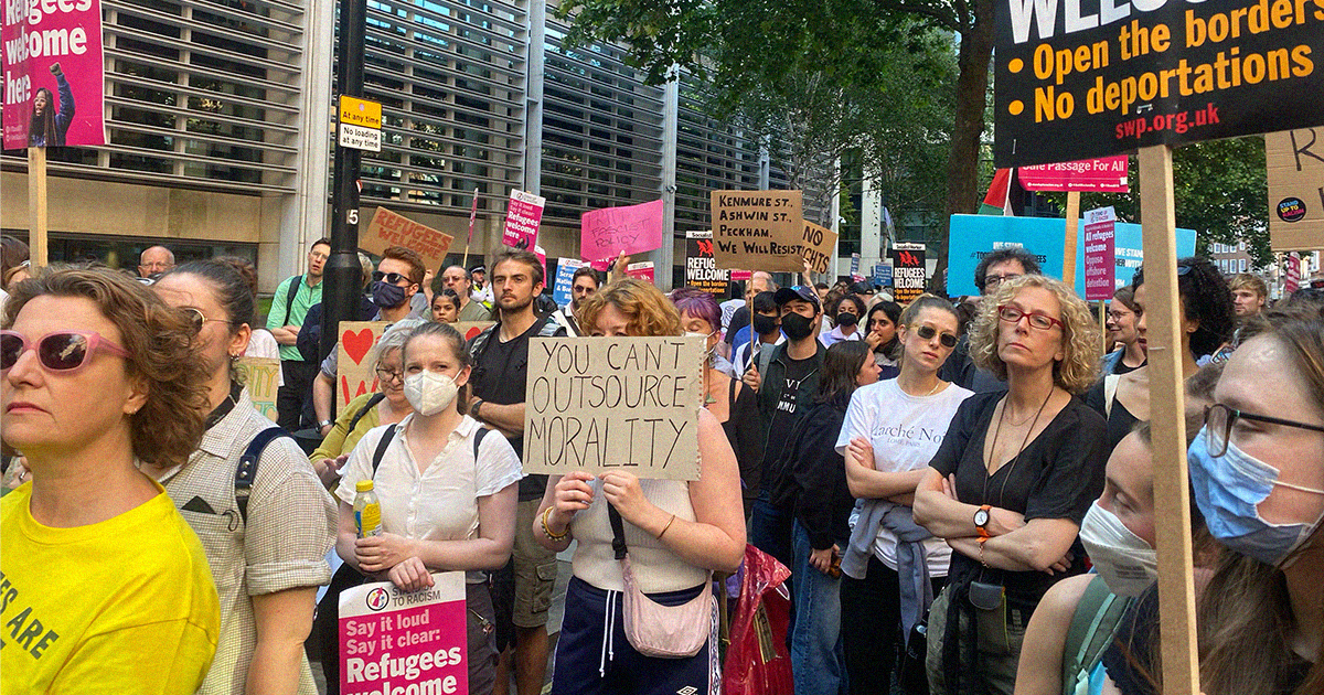 Rwanda deportation flights: Hundreds protest outside the Home Office